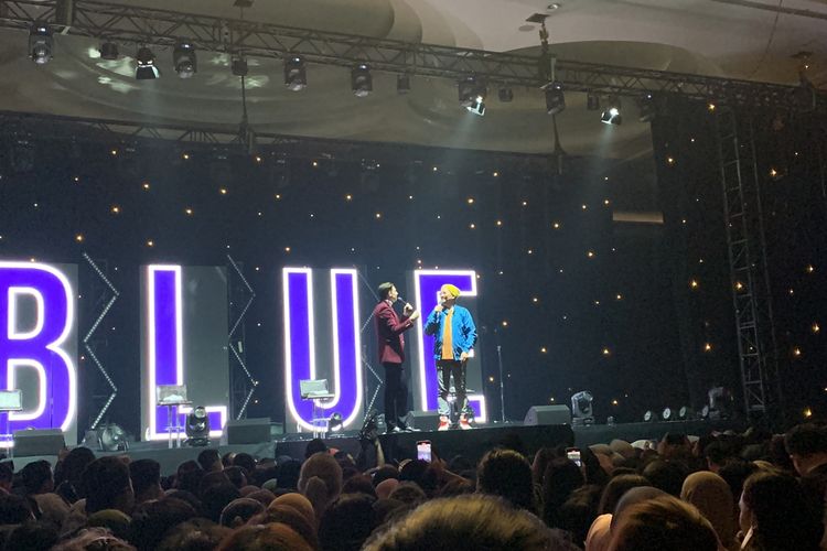 Foto : Indra Bekti Menangis Terharu Setelah Jadi Host di Konser BLUE Foto : Indra Bekti Menangis Terharu Setelah Jadi Host di Konser BLUE