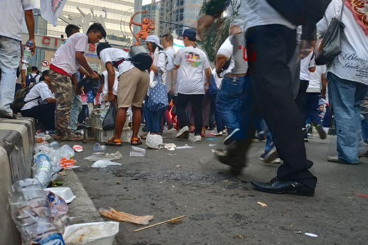 Sampah Berserakan di Sekitar GBK Sampah Berserakan di Sekitar GBK
