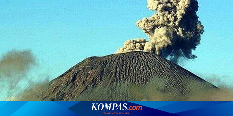 Gunung Egon Mengeluarkan Asap dan Api