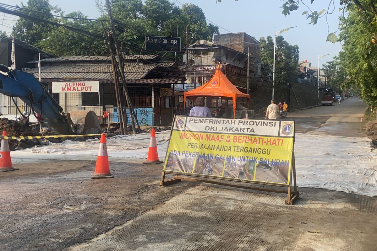 Jalan Raya Lenteng Agung Arah Depok Masih Ditutup Selasa Pagi