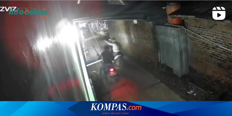 Terekam CCTV, Aksi Dua Pencuri Gondol Motor Warga di Cikarang Selatan