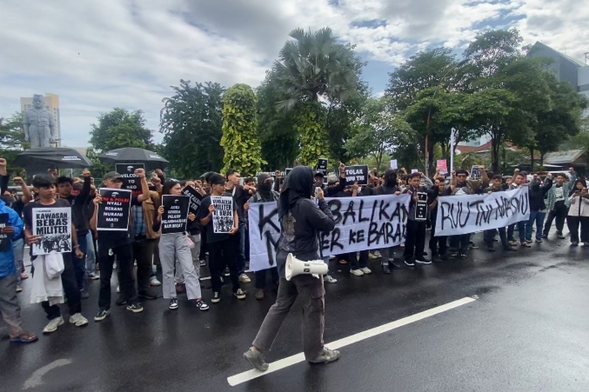 Massa Tolak RUU TNI di Surabaya Bersamaan dengan Apel Operasi Ketupat