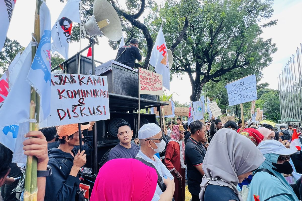 JRMK Demo di Balai Kota, Tuntut Legalitas Tanah dan Tolak Penggusuran