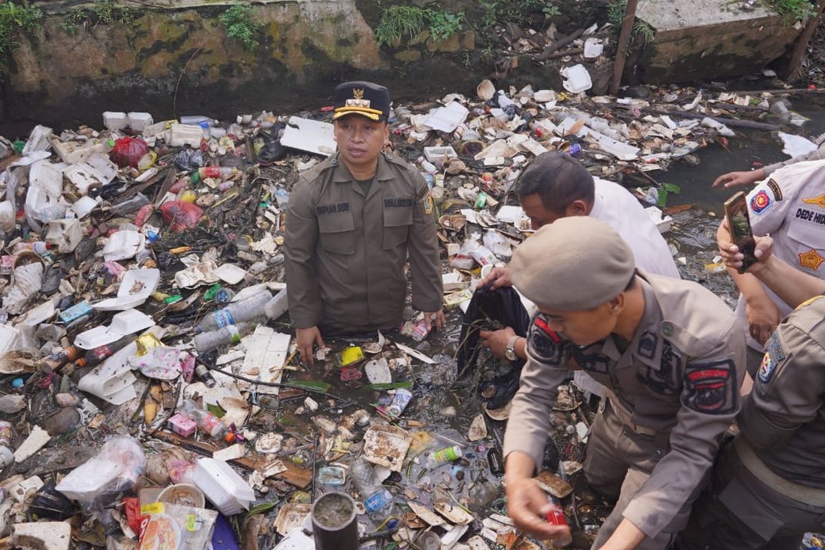 Supian Suri Bersihkan Sampah di Kali Balai Kota Depok usai Ditegur Dedi Mulyadi