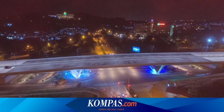 Menyaksikan Keindahan "Fly Over" Simpang Jam pada Malam Hari