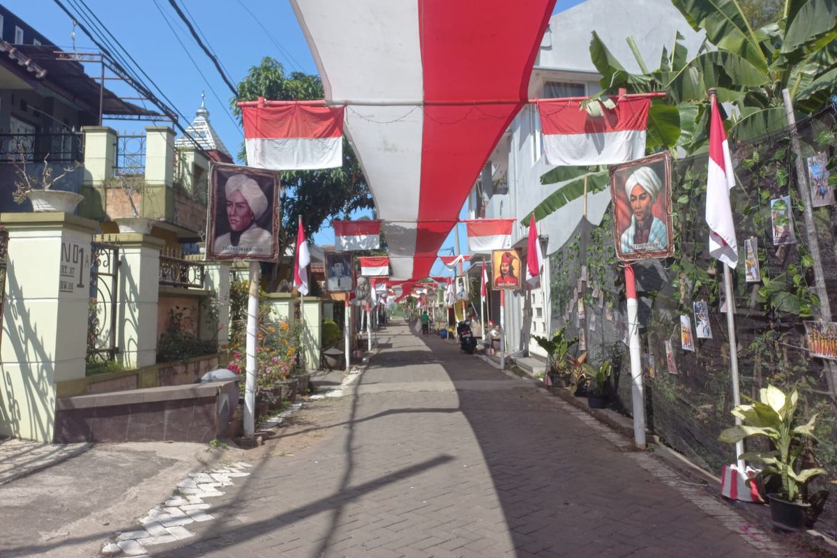 Warga Ciputat Pasang Bendera Merah Putih Saat Mendekati HUT RI