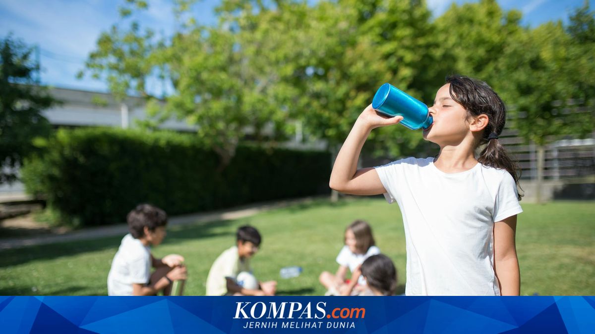 5 Tips Menjaga Anak Tetap Sehat Saat Cuaca Panas