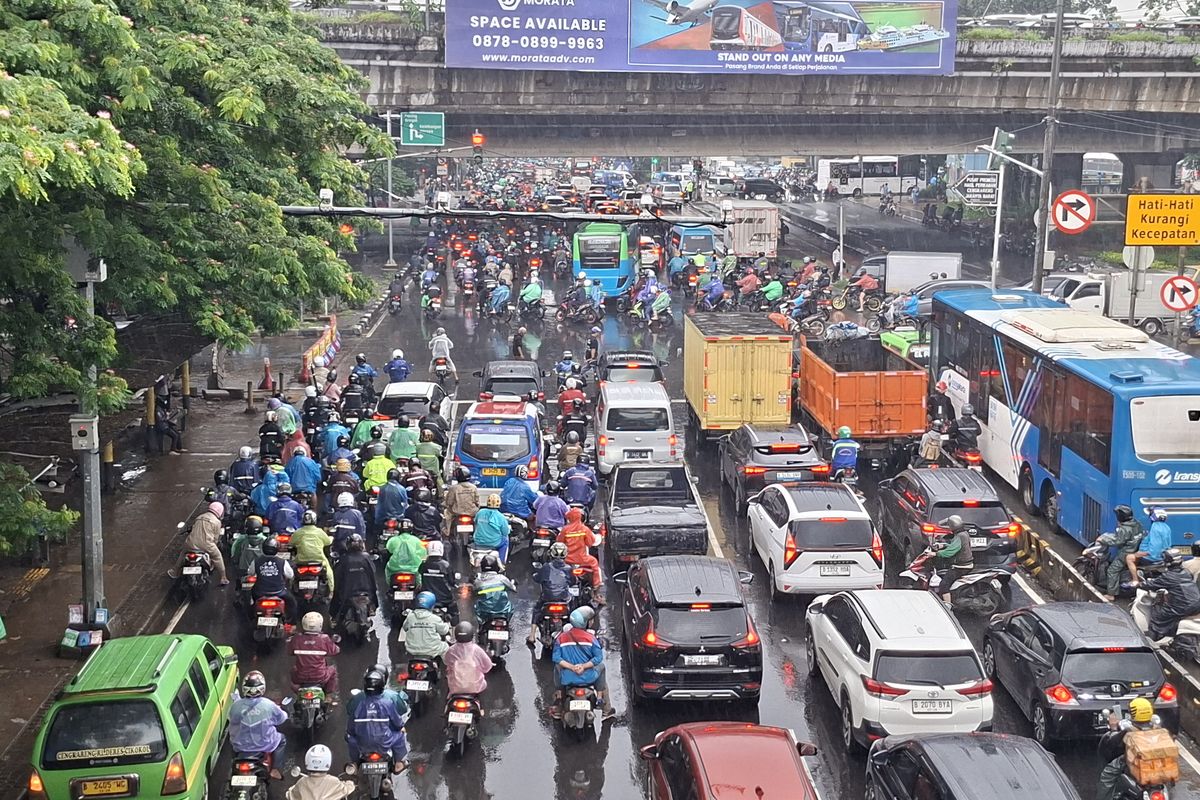 Frustasinya Pengendara Terjebak Banjir Jakarta yang Lumpuhkan Jalan ...