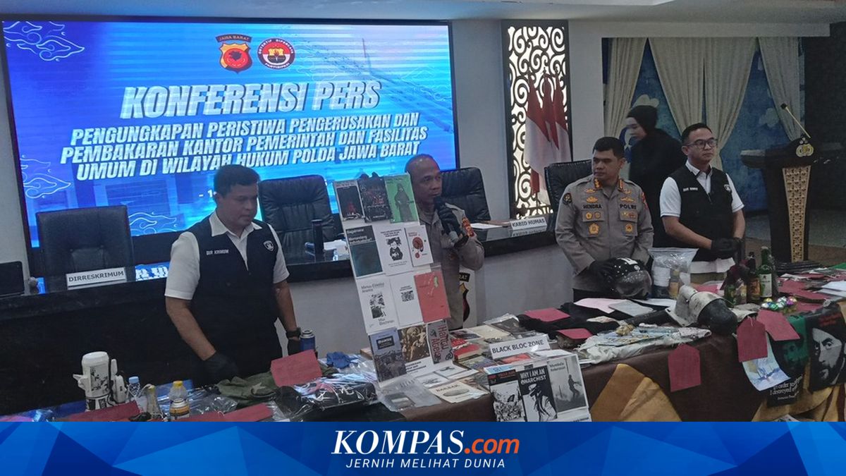 Represif Polisi: Menyita Buku Membungkam Pikiran