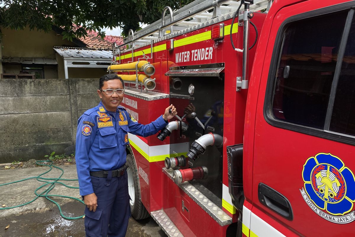Serba-serbi Tugas Damkar Indramayu: Tangani Orang Depresi Mau Bunuh ...