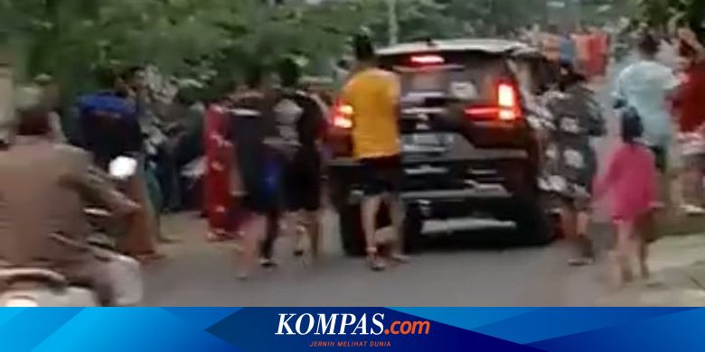 Heboh, Pengendara Xpander Sebar Uang di Jalanan Jombang, Warga: Saya Dapat Rp 300.000