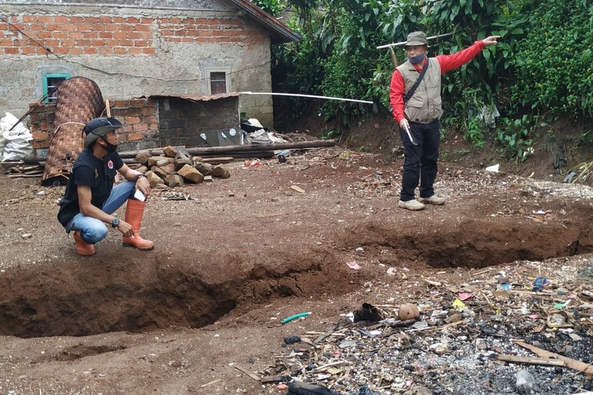 Retakan Tanah Bergerak Semakin Banyak di Kaki Gunung Beser, Warga Resah ...