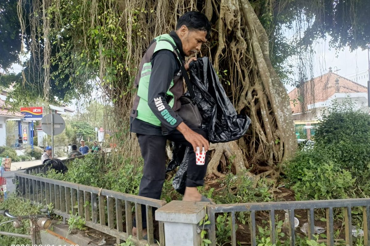 Ojol hingga TNI Bantu Bersihkan Alun-alun Purwokerto Usai Demo