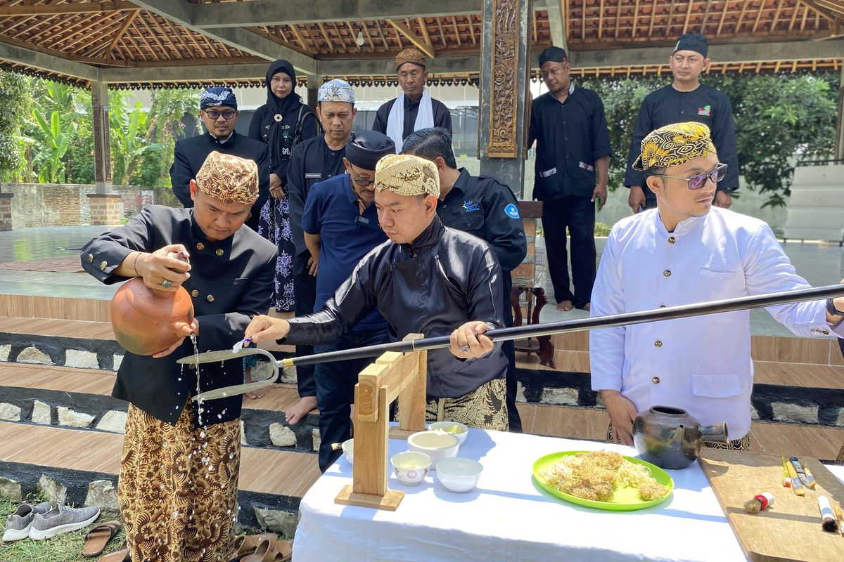 Lebih dari Sekadar Ritual, Memaknai Kembali Tradisi Jamasan di Indramayu