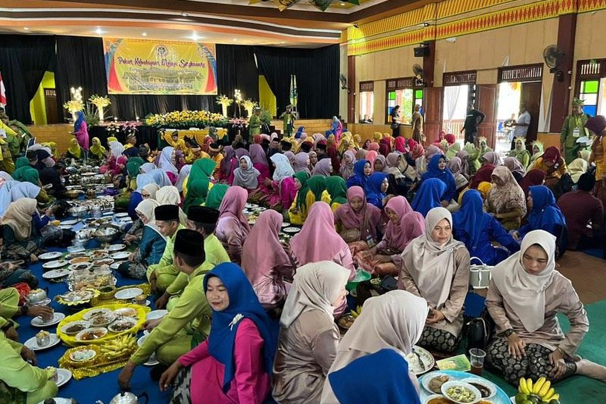 Makan Besaprah, Tradisi Melayu Singkawang yang Samakan Derajat Lewat ...