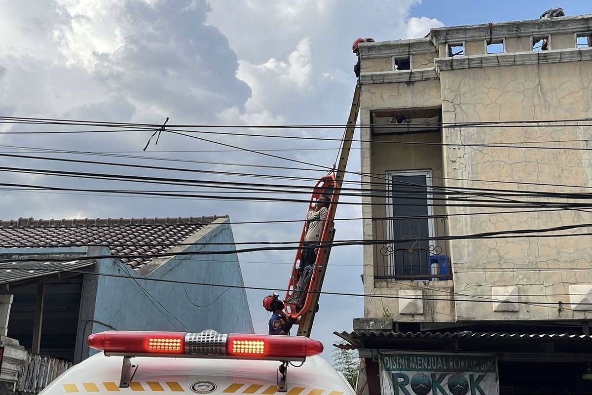 Kuli Bangunan Tewas Tersengat Listrik Saat Cat Rumah di Bekasi
