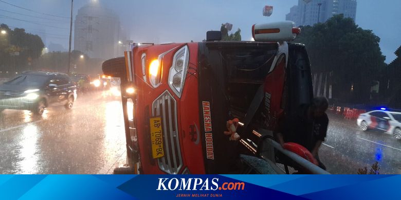 Sopir Ngantuk, Bus Pariwisata Tabrak Pembatas Jalan di Cawang