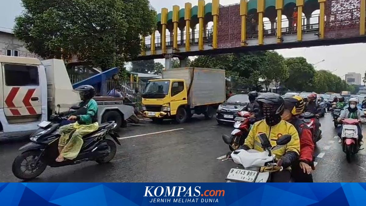 Jalanan Licin, Mobil Boks Terguling di Matraman