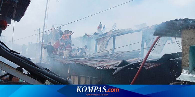 Puluhan Personel Damkar Makassar Terjun Padamkan Api, Kendala Akses ...