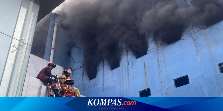 Toko Ban di Bekasi Kebakaran, Api Diduga dari Percikan Las