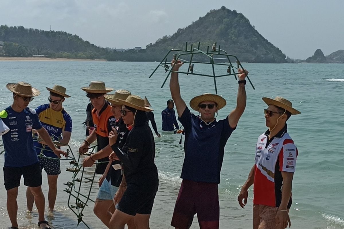 Saat Tiga Pebalap MotoGP Tanam Terumbu Karang dan Bersih Pantai di Mandalika...