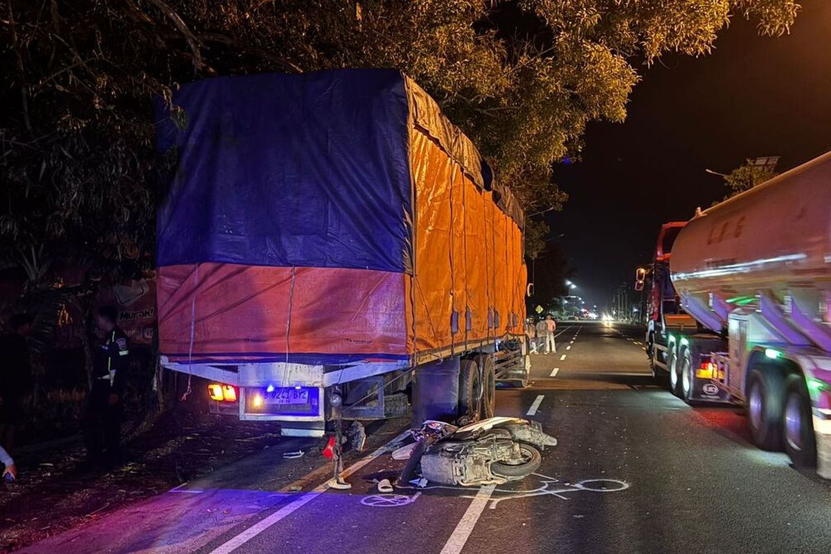 Tabrak Tronton Yang Sedang Berhenti Di Kulon Progo Pengendara Motor