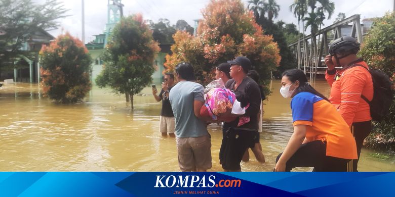 Warga Tak Sadarkan Diri Dievakuasi Secara Estafet di Tengah Banjir Landak