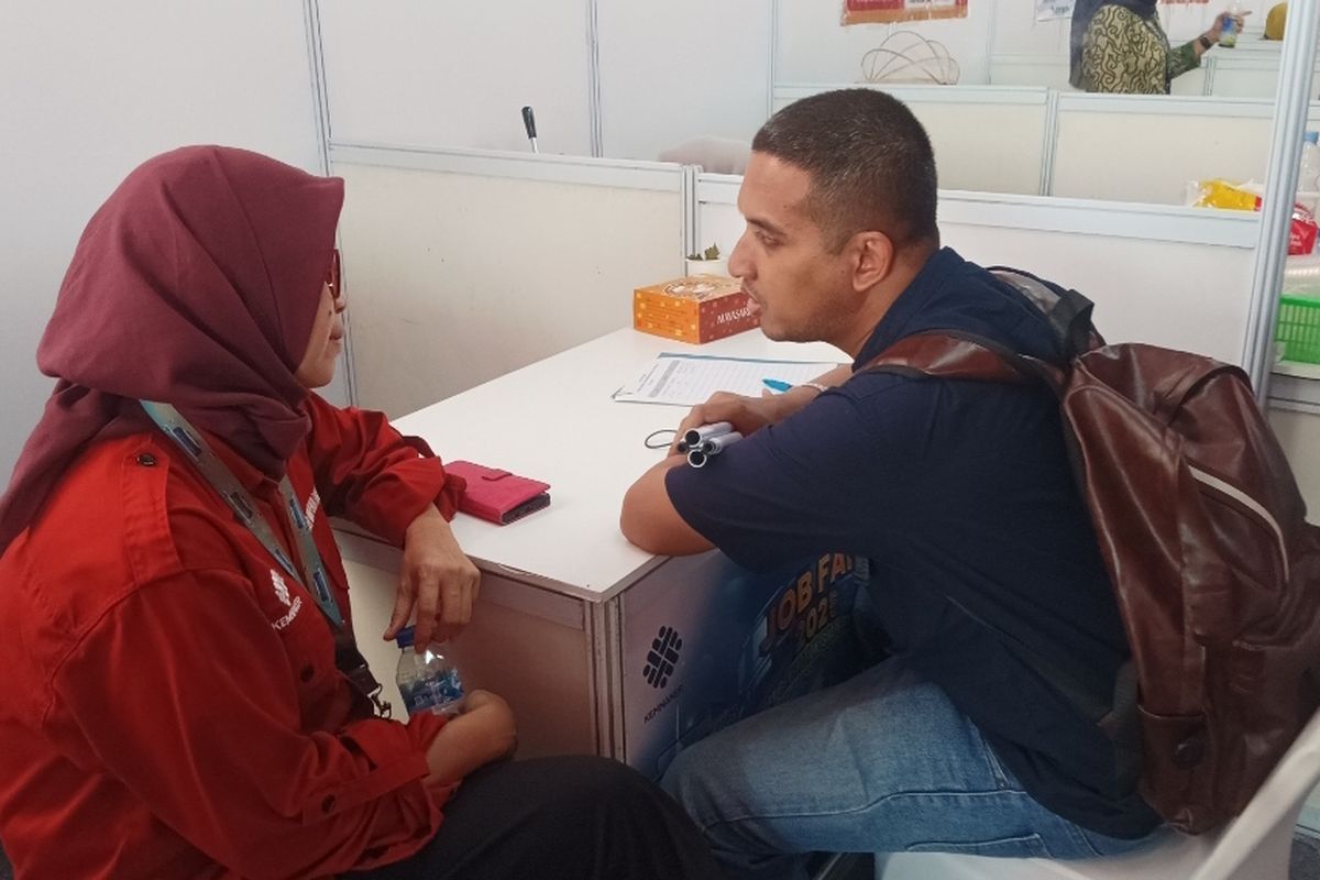 Cerita Difabel Abrar dan Mia, Berjuang Cari Kerja di Job Fair Saat Usia Tak Lagi Muda