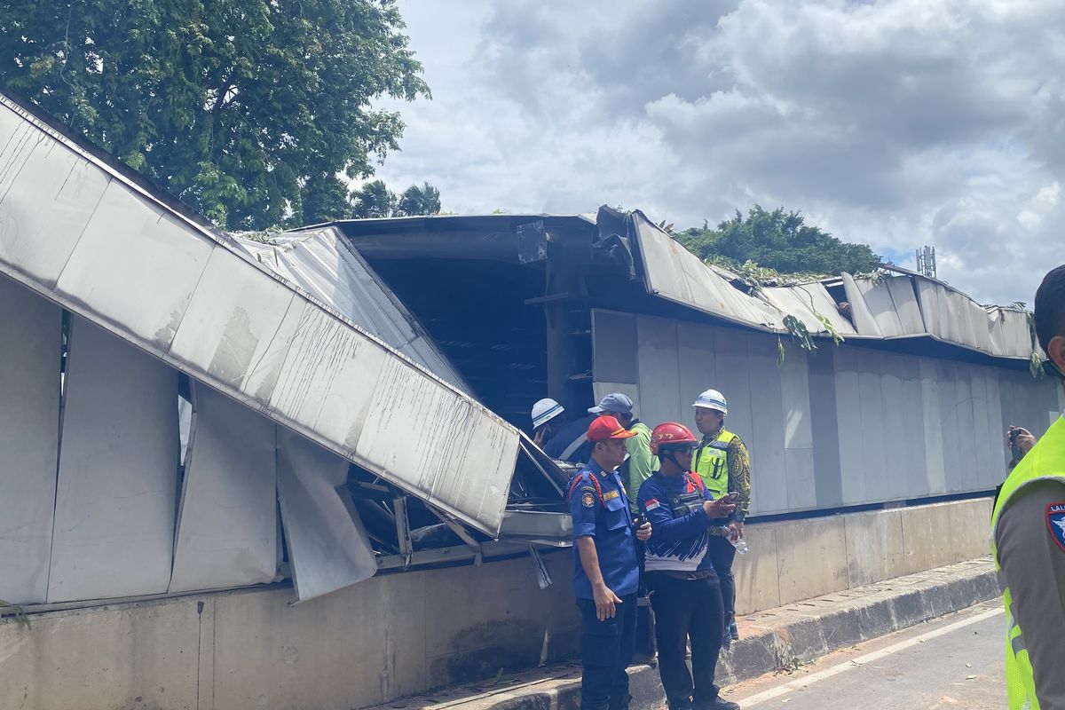 Atap Lintasan MRT Jakarta Tertimpa Pohon Tumbang, Begini Kondisinya