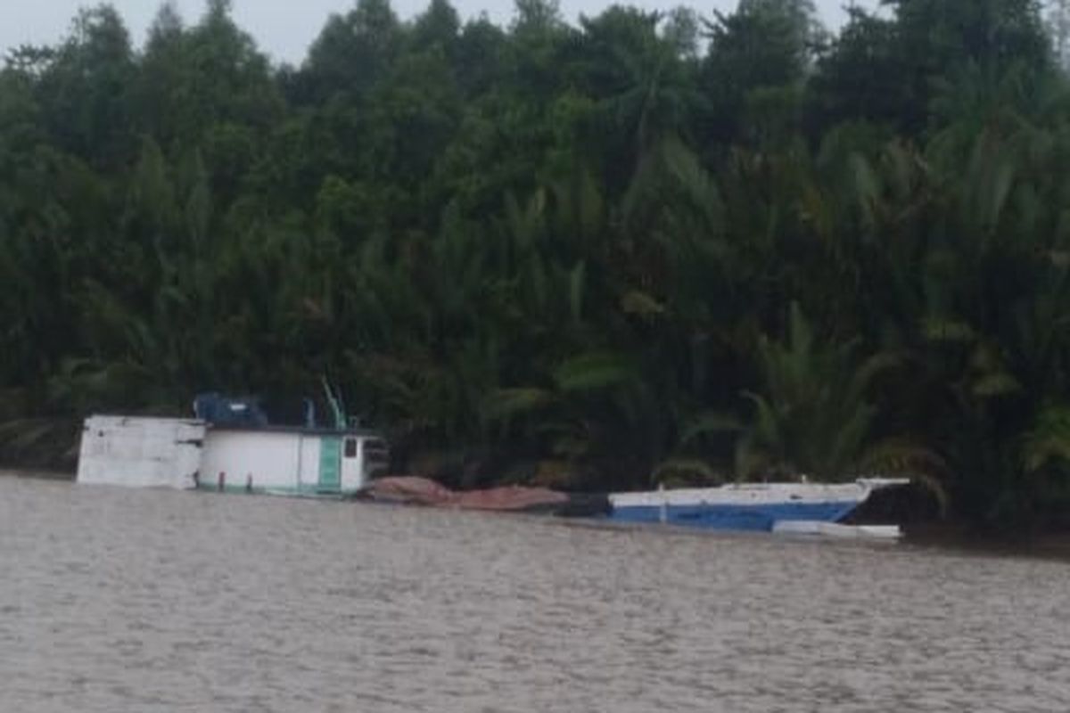 Kapal Sembako KM Sinar Harapan 8 untuk Pedalaman Nunukan Karam ...