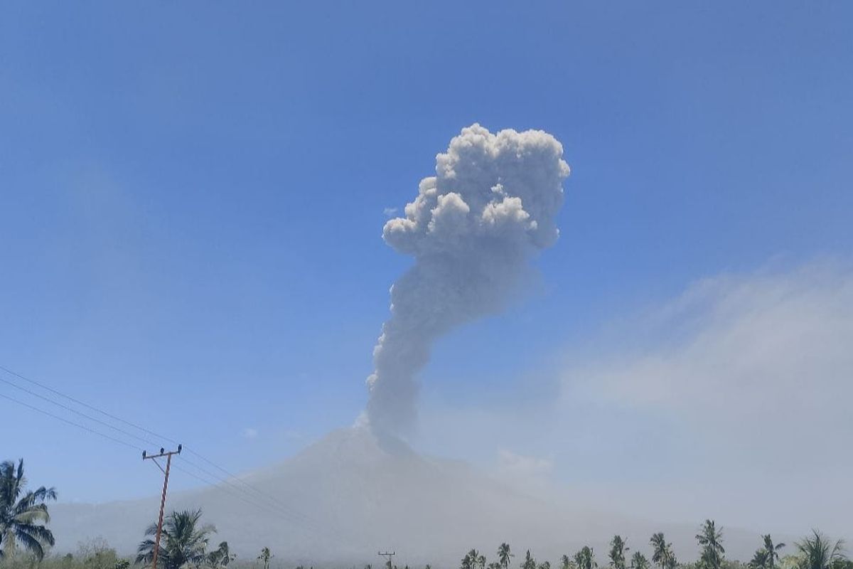 Gunung Lewotobi Laki-laki Erupsi 3 Kali, Lontarkan Abu hingga 3.000 Meter