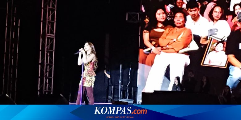 Letakkan Foto Mendiang Ibu di Bangku Saat Konser Fabula, Mahalini ...