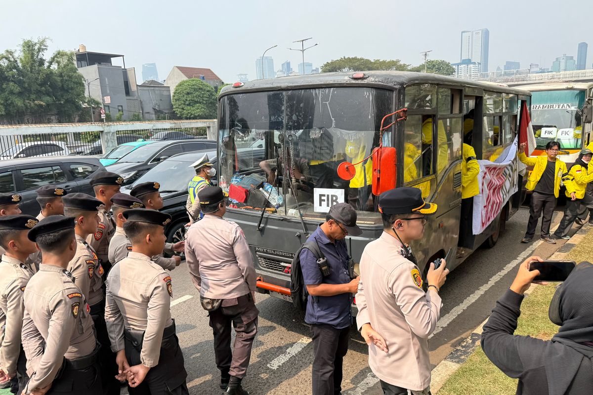 Cegat Mahasiswa Demo ke Bundaran HI, Polisi: Kalau Memaksa, Silakan ...