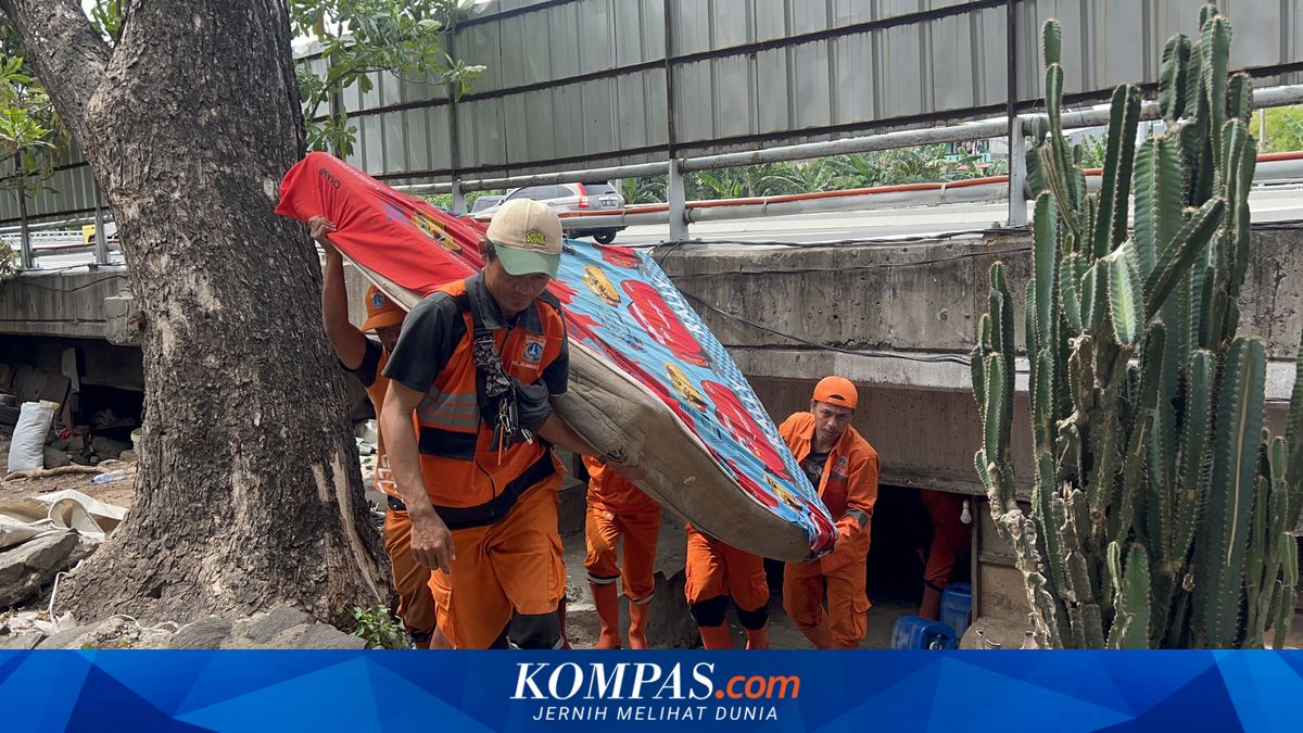 Pindah ke Rusun Rawa Buaya, Warga Kolong Tol Angke Angkut Kasur dan Lemari