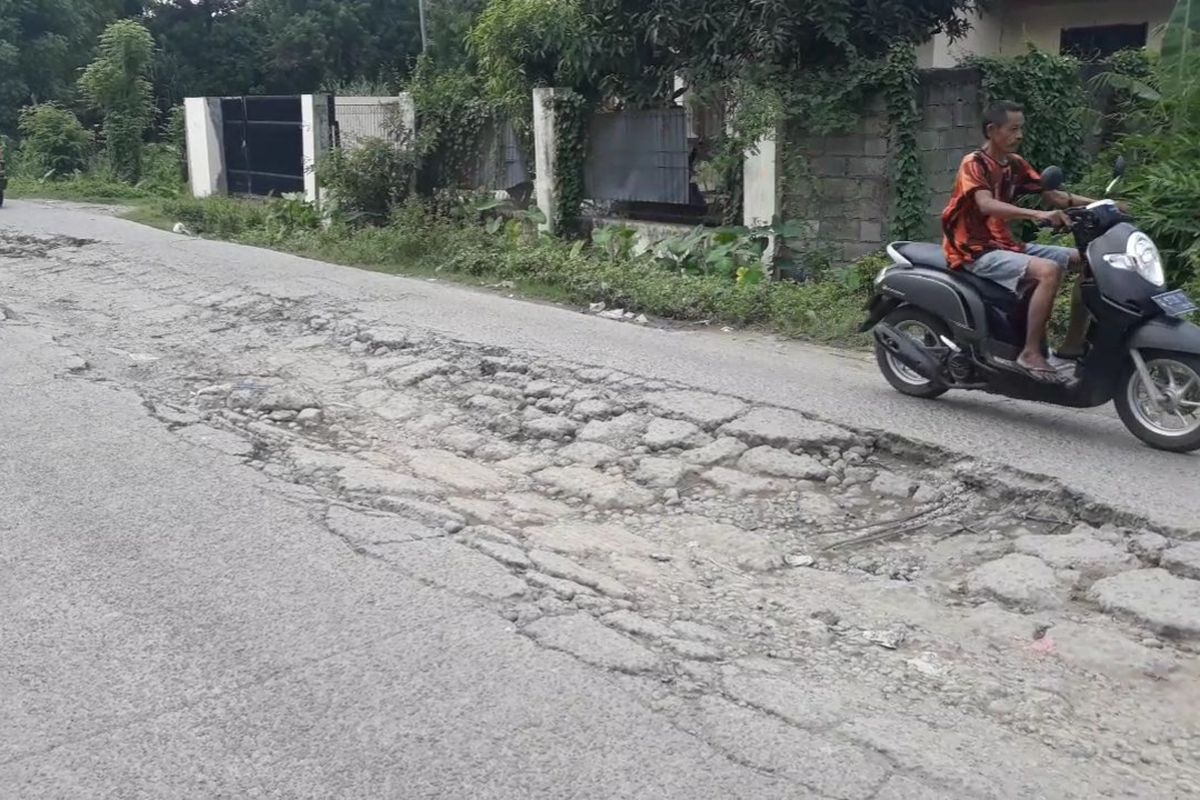 Warga Kesal Jalan Raya Babelan Bekasi yang Rusak Tak Kunjung Diperbaiki