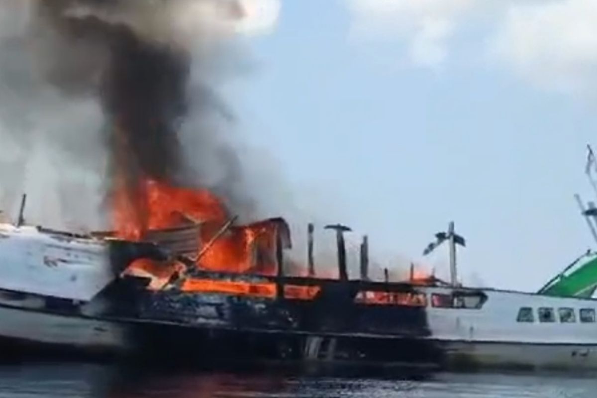 Kapal Nelayan Tujuan Bali Terbakar di Gili Meno