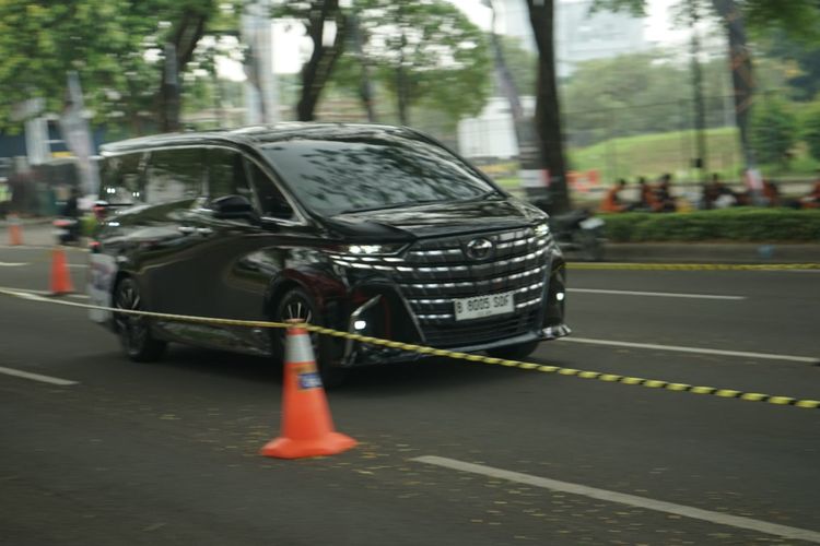 Foto : Tes Alphard Hybrid, Begini Rasanya MPV Mewah Rp 1,7 Miliar Halaman 5