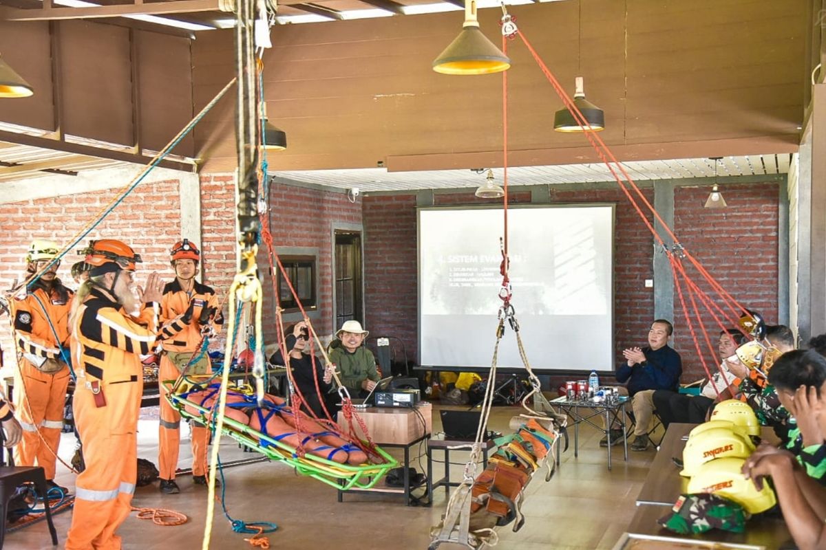 Guide dan Porter di Gunung Rinjani Ikut Pelatihan Rescue Vertical ...