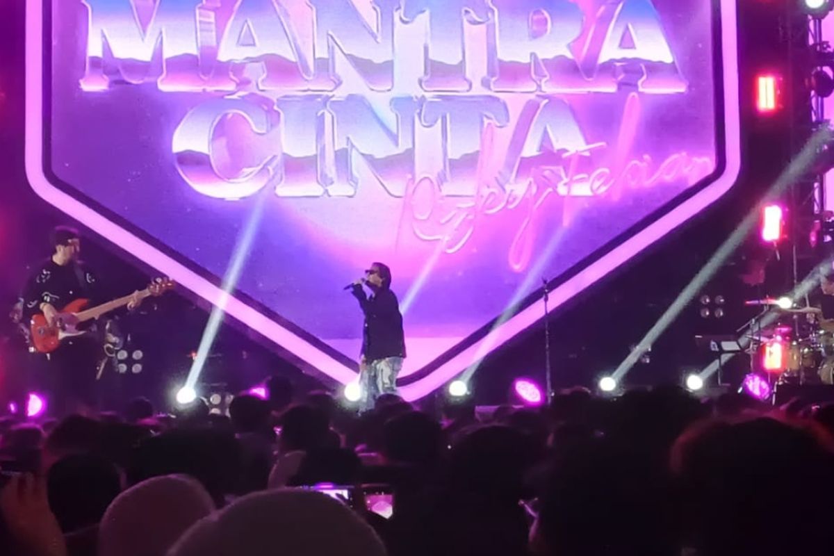 Nyanyi "Ego" di Lazada Fest, Rizky Febrian Singgung Pasangan yang ...