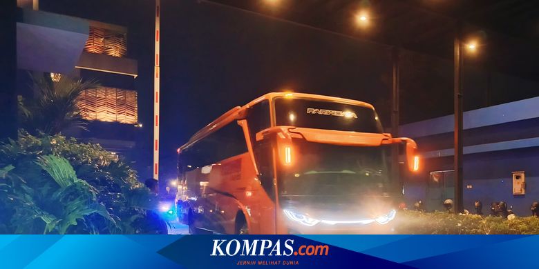 Persik Pulang dengan Pengawalan Ketat Usai Insiden Kaca Bus Pecah