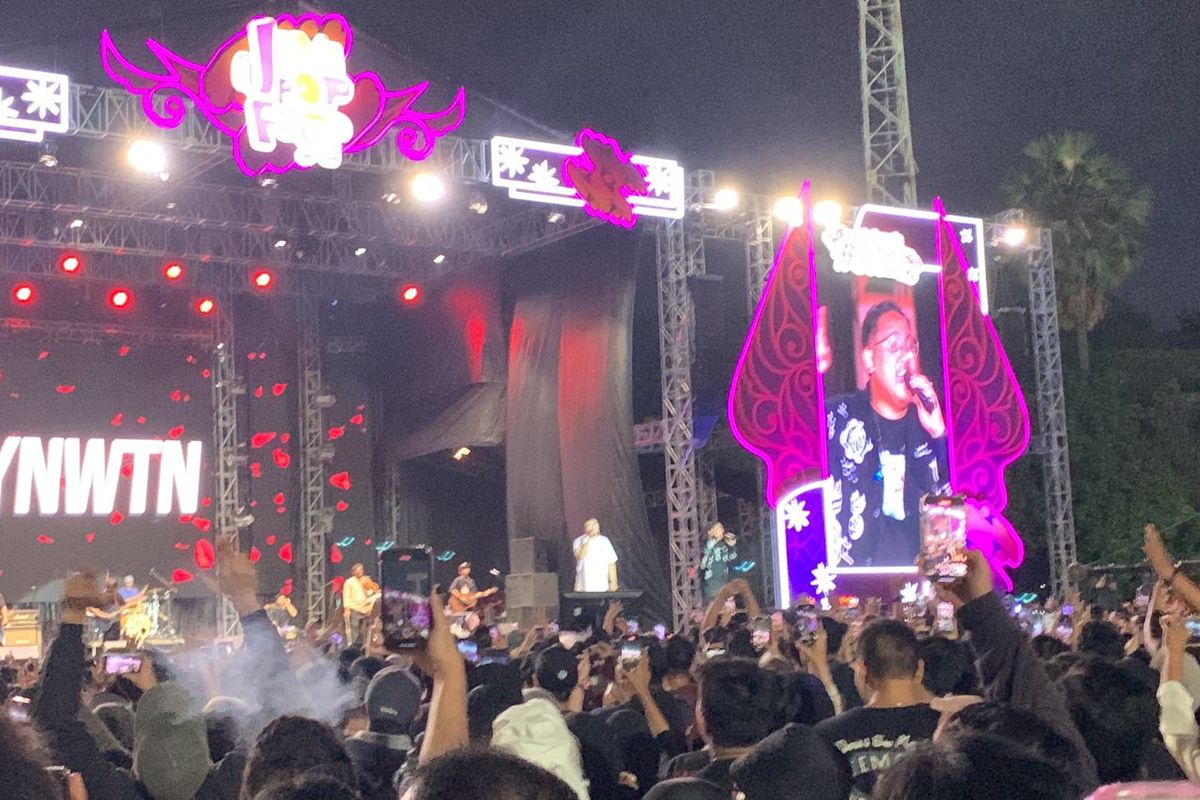 Di Sela Penampilan, Vokalis Guyon Waton Ucapkan Selamat atas Pernikahan ...