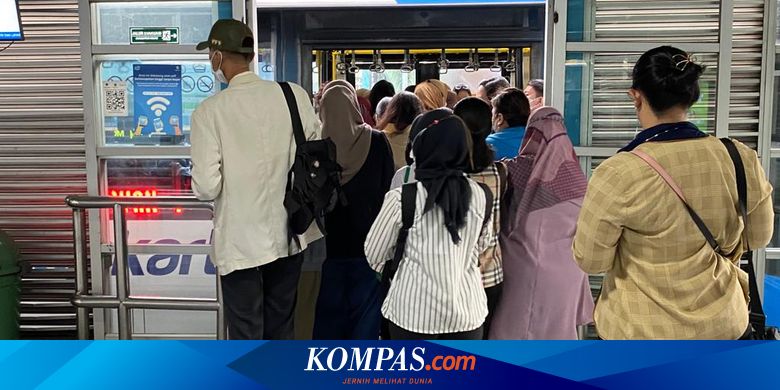 Penumpang Transjakarta Mulai Boleh Naik Bus Lepas Masker