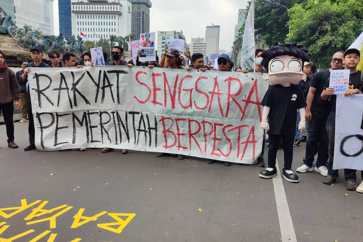Massa Demo Indonesia Gelap Mulai Berdatangan ke Patung Kuda
