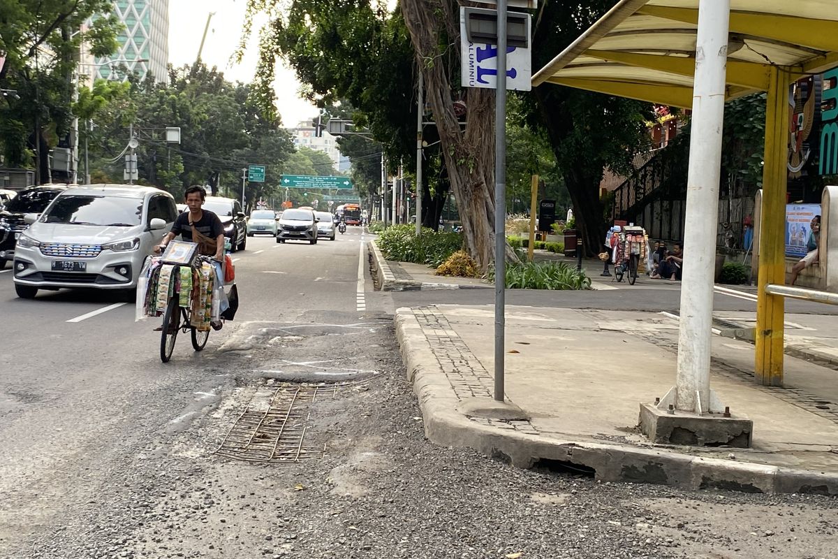 Jalan Kebon Sirih Dekat Kantor DPRD Jakarta hingga Istana Wapres Rusak