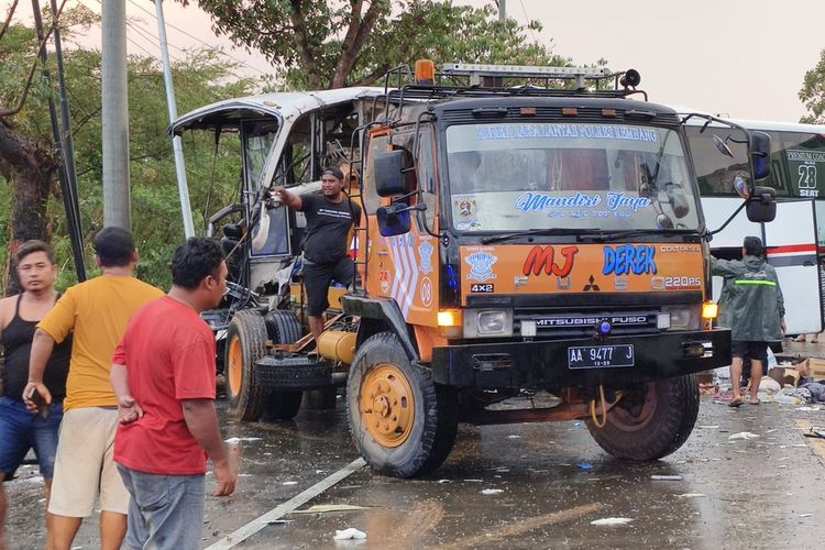 Berita Terkini Harian Kecelakaan Bus Vs Truk Pantura Terbaru Hari Ini - Kompas.com