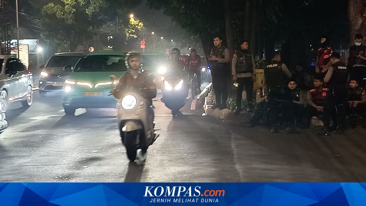 Demo Ricuh hingga Bakar Ban Depan SPBU Pancoran Bubar, Polisi dan TNI ...