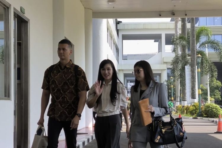 Foto : Hadiri Pemeriksaan di Kejagung, Sandra Dewi: Doain Ya Foto : Hadiri Pemeriksaan di Kejagung, Sandra Dewi: Doain Ya
