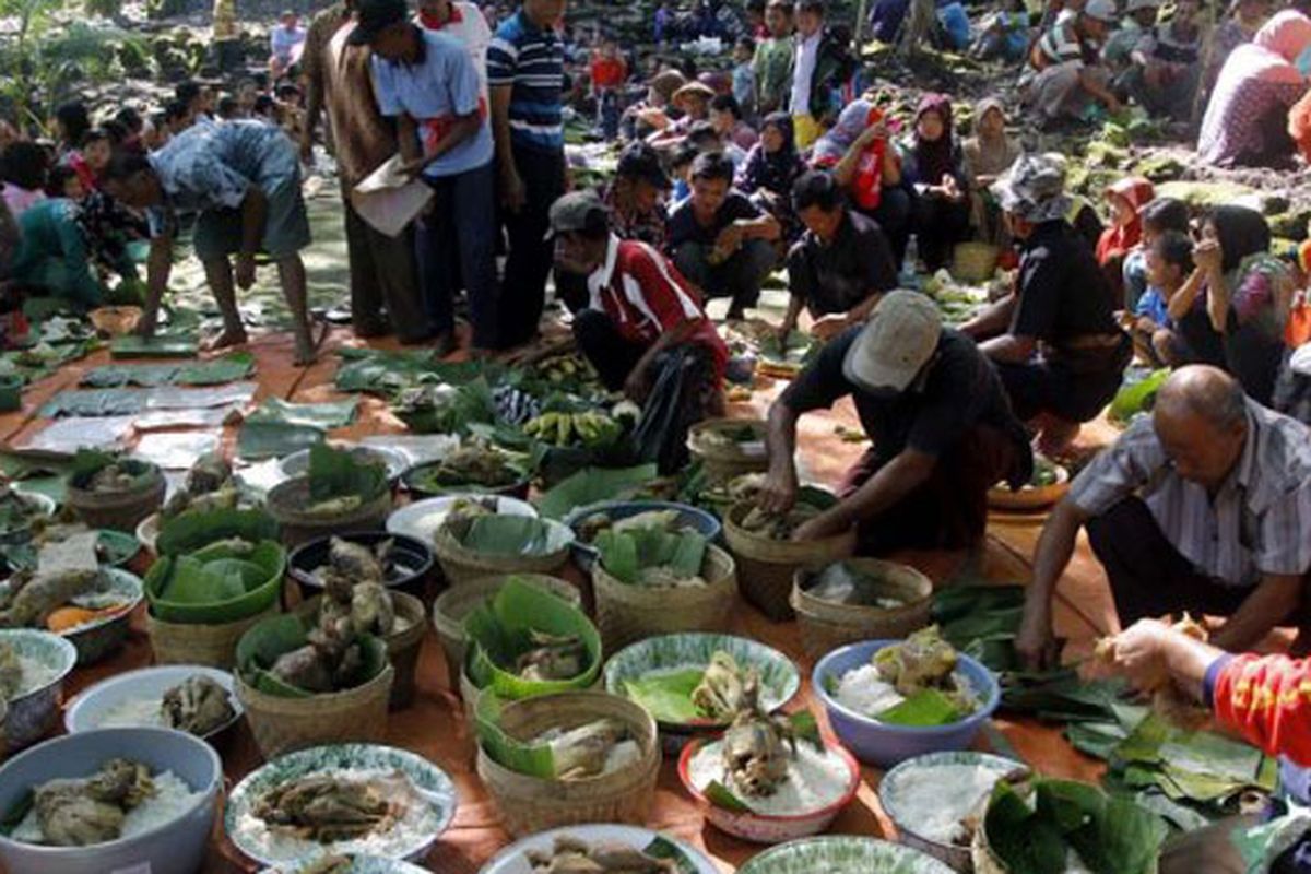 66 Ingkung Ayam "Disuwir-suwir" di Sendang Beji Gunungkidul