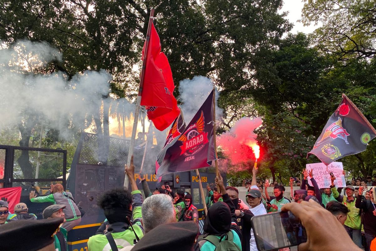 Demo Ojol Sempat Memanas, Massa Dorong Barikade Polisi