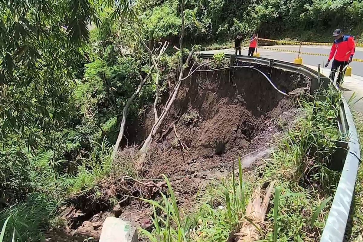 Jalan Trans Sulawesi di Polman Amblas, Terancam Longsor Jelang Mudik ...